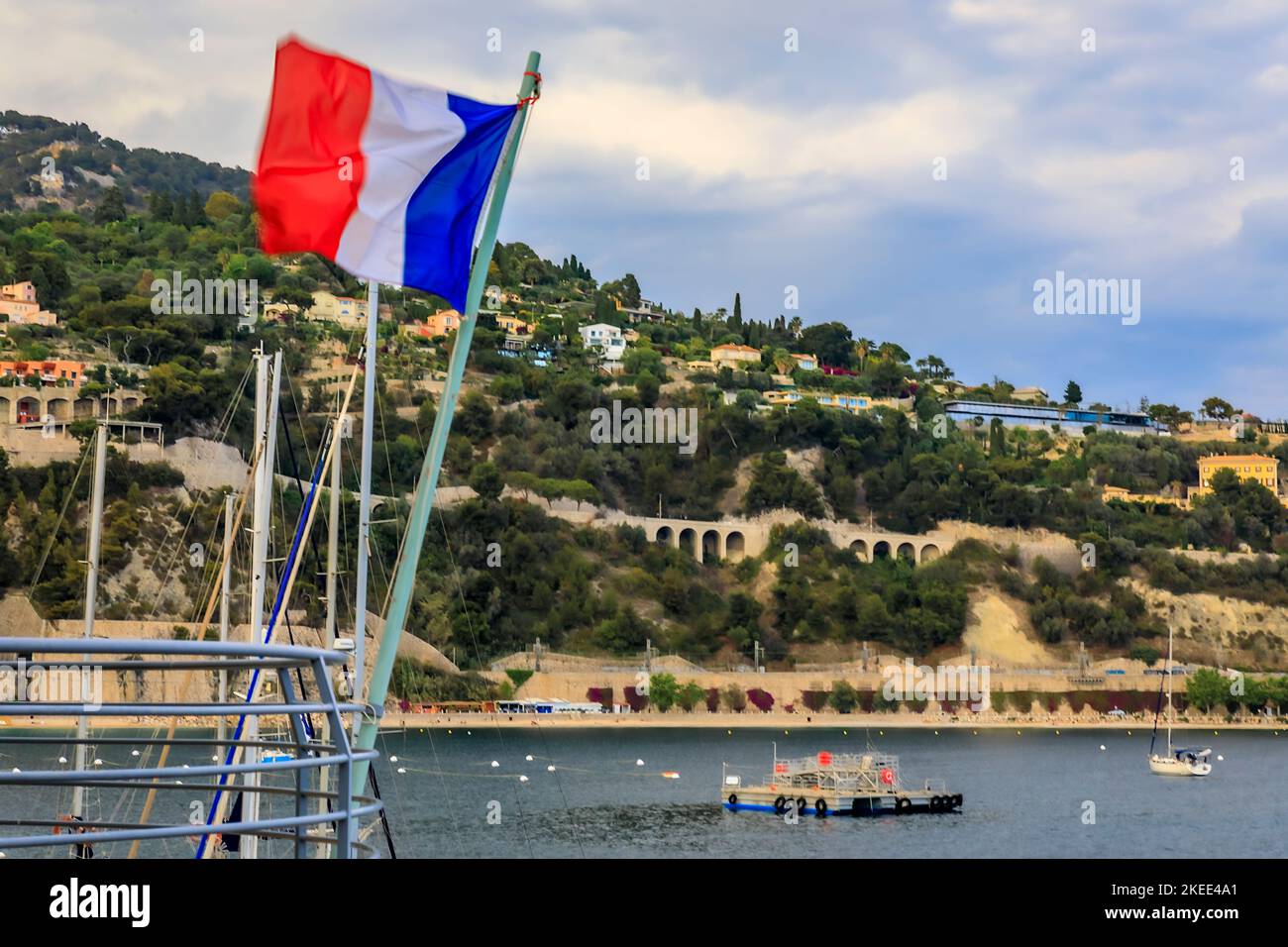 Drapeau tricolore français avec mer Méditerranée et côte en arrière ...