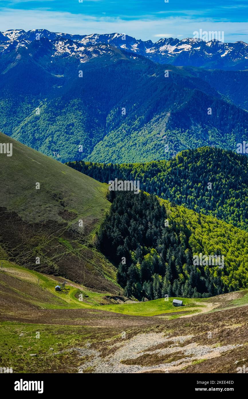 Vue sur les montagnes enneigées des Pyrénées s'étend du sommet du Tuc ...