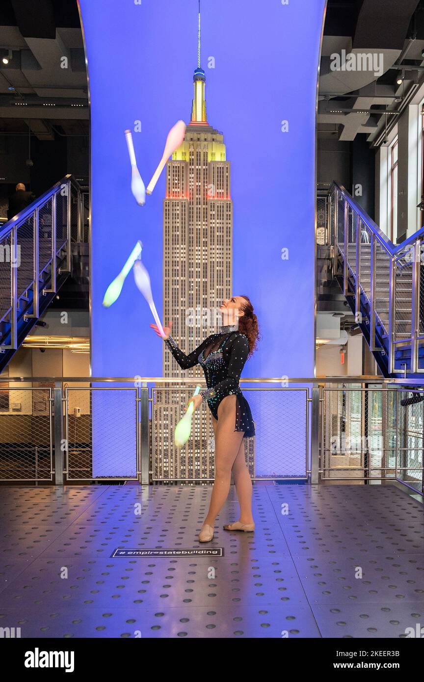 Le jongleur Gina Cristiani de Big Apple Circus pose sur le grand ...
