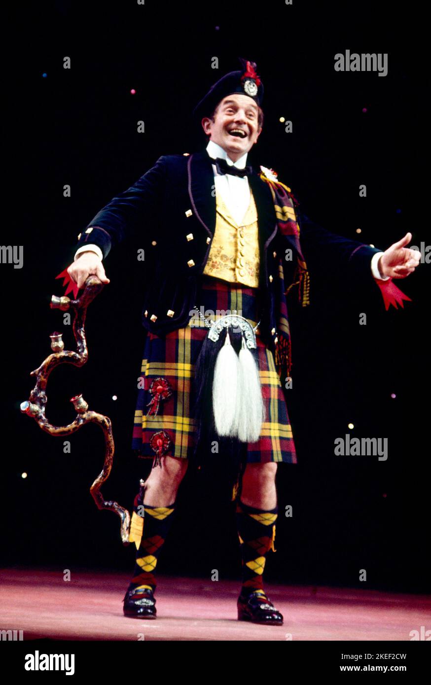 Jimmy Logan (Harry Lauder) dans LAUDER! Au MacRobert Arts Centre ...