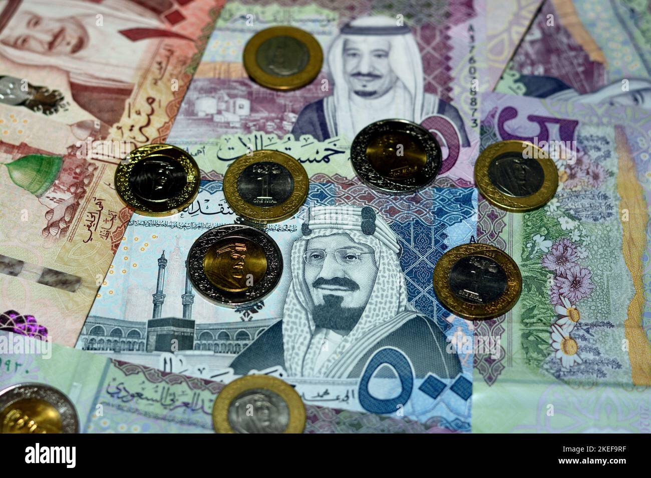 L'Arabie saoudite riyals les billets et pièces de monnaie, un tas de ...