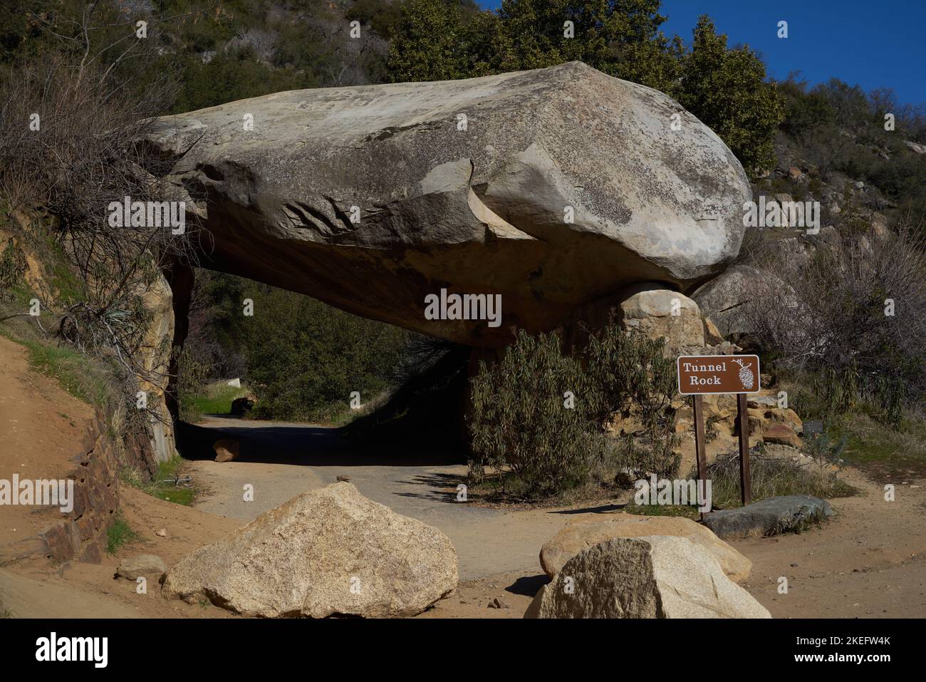 Tunnel rock sequoia national park Banque de photographies et d’images à ...