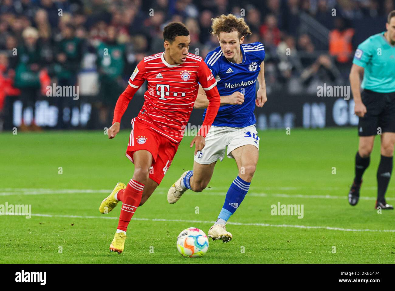 GELSENKIRCHEN, ALLEMAGNE - NOVEMBRE 12: Jamal Musiala du Bayern Munchen ...