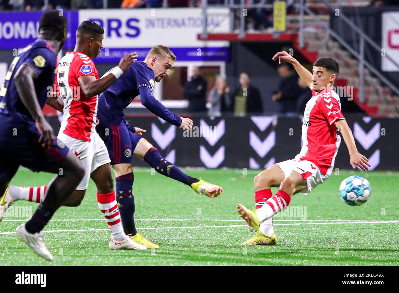 EMMEN, PAYS-BAS - NOVEMBRE 12 : Kenneth Taylor d'Ajax, Mohamed ...