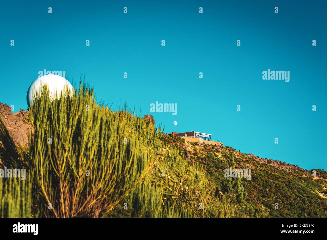 Description: Vue sur le balcon du restaurant, l'observatoire et la lune ...