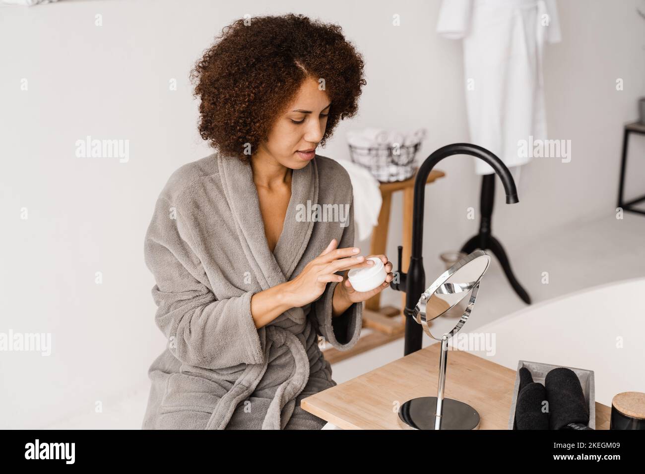 Fille africaine appliquant une crème hydratante pour le visage pour ...