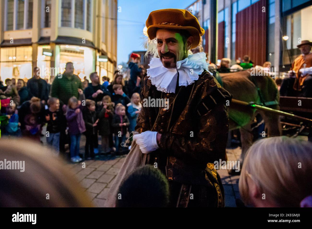 Un assistant de Saint-Nicolas est vu porter un costume historique. Le ...