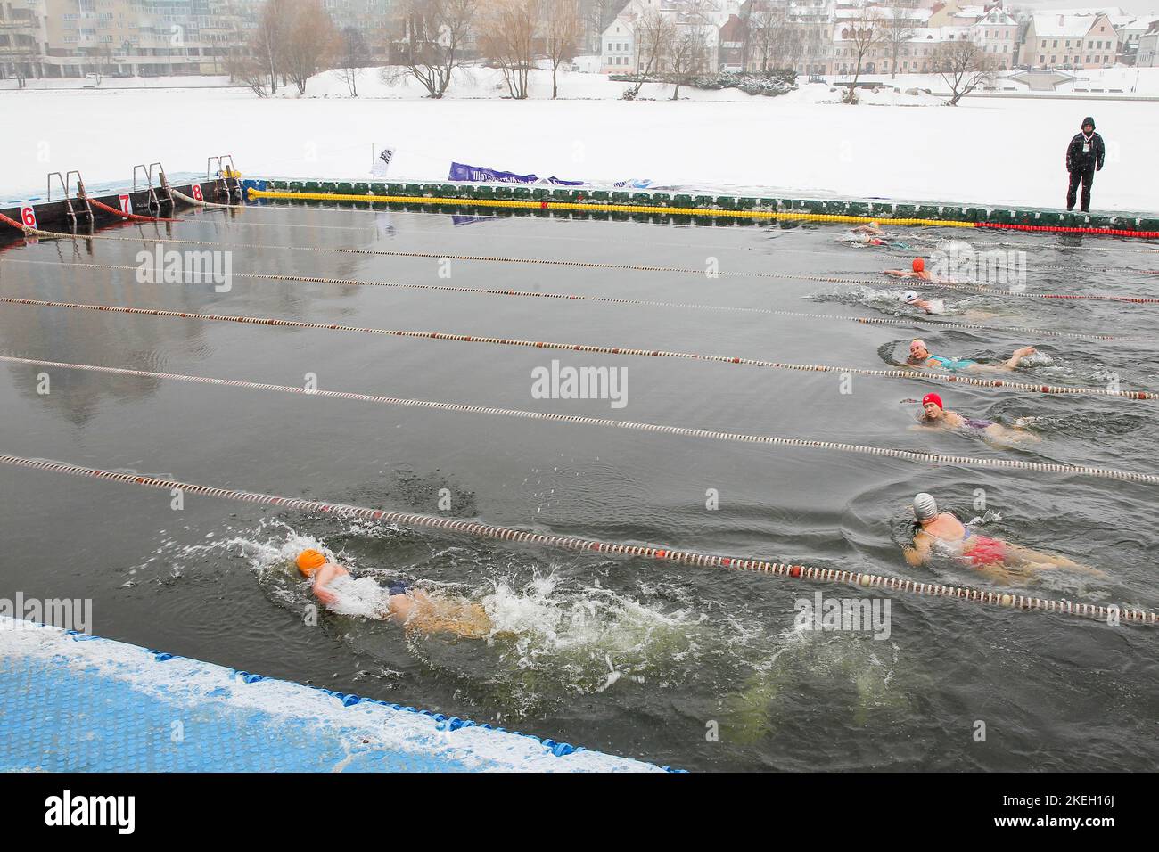 01-18-2018 Minsk , Bélarus. Les femmes nagent dans une piscine ...