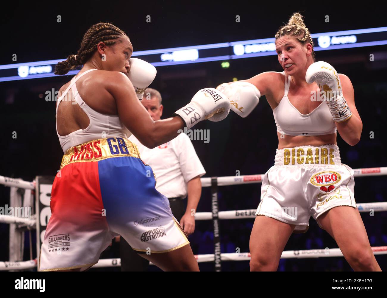 Natasha Jones (à gauche) en action contre Marie-Eve Dicaire dans l'IBF ...