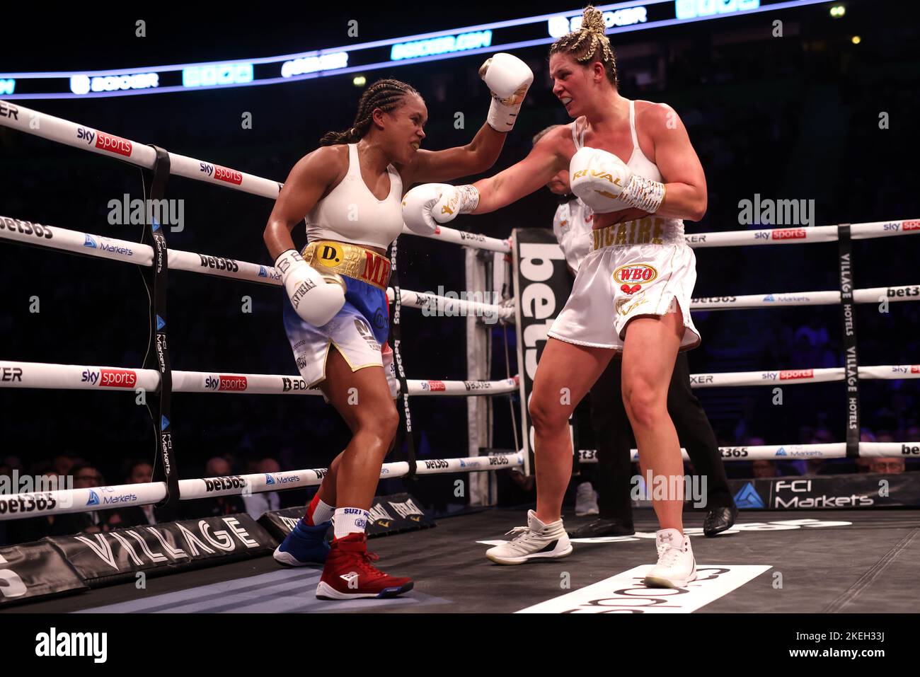Natasha Jones (à gauche) en action contre Marie-Eve Dicaire dans l'IBF ...
