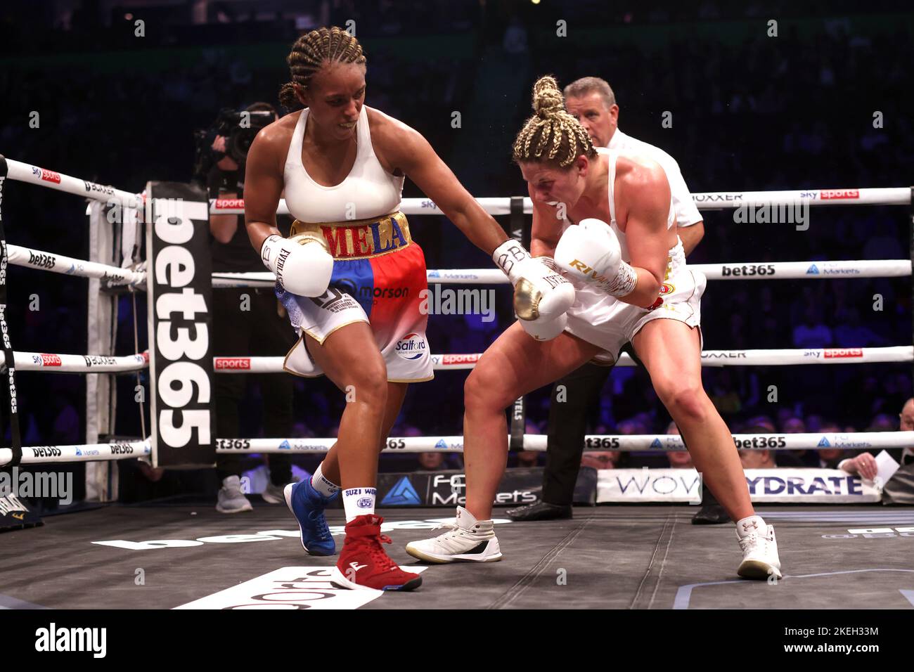 Natasha Jones (à gauche) en action contre Marie-Eve Dicaire dans l'IBF, WBC et WBO super welter ...