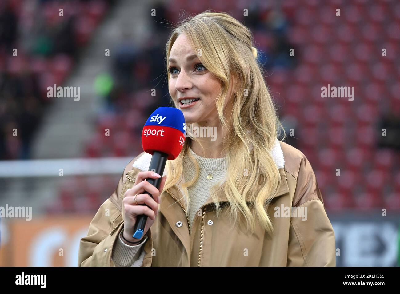 La présentatrice de Sky Sport Katharina KLEINFELDT sur le microphone ...