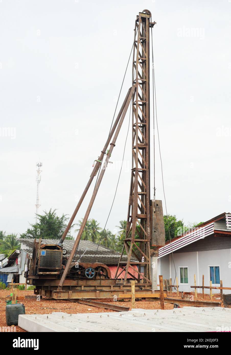 Le pieu de béton est entraîné dans le sol sur le chantier de ...