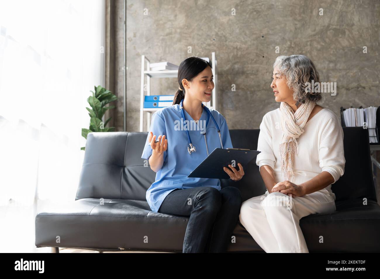 Le patient heureux tient le soignant pour une main tout en passant du ...