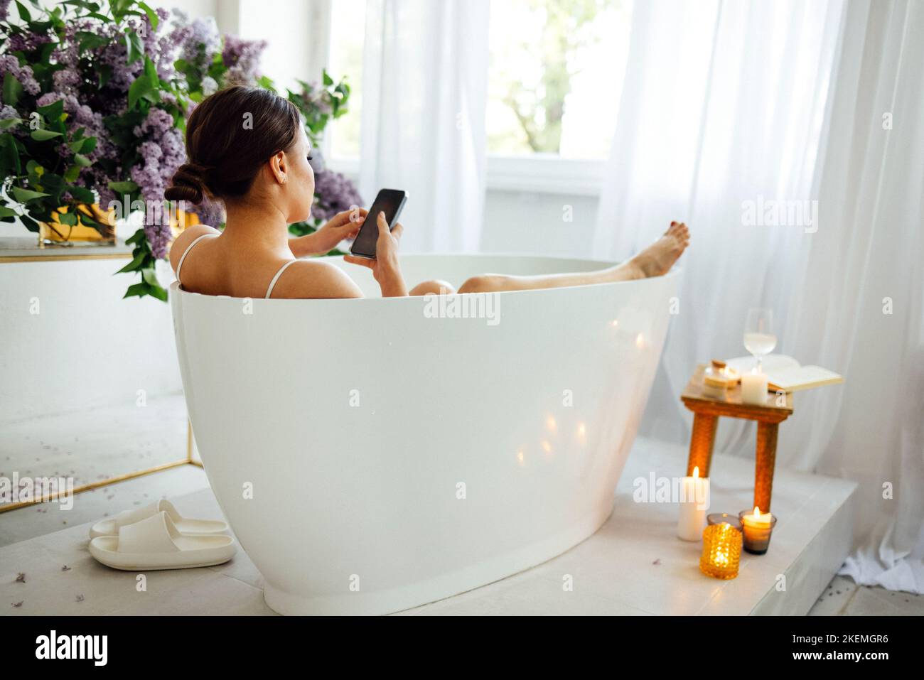Portrait d'une jolie femme asiatique en train de taper un message sur ... Portrait d'une jolie femme asiatique en train de taper un message sur ...