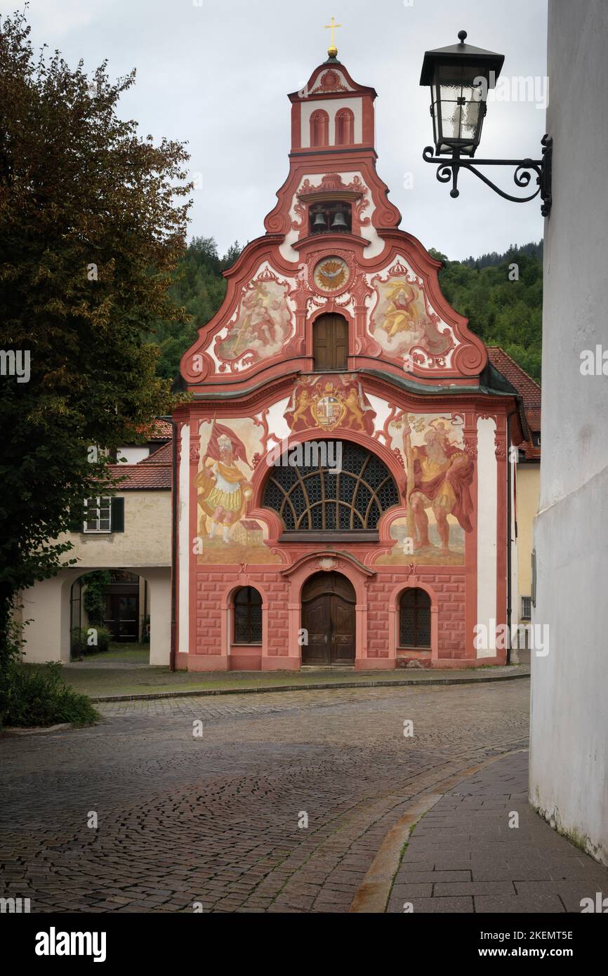 Vue sur l'église bavaroise traditionnelle peinte de l'esprit Saint dans ...