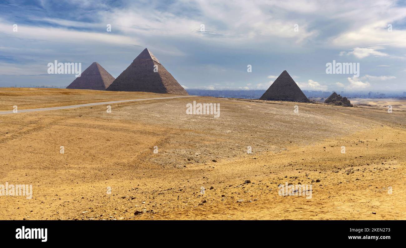 Pyramides sur le plateau de Gizeh le matin du printemps. De gauche à ...