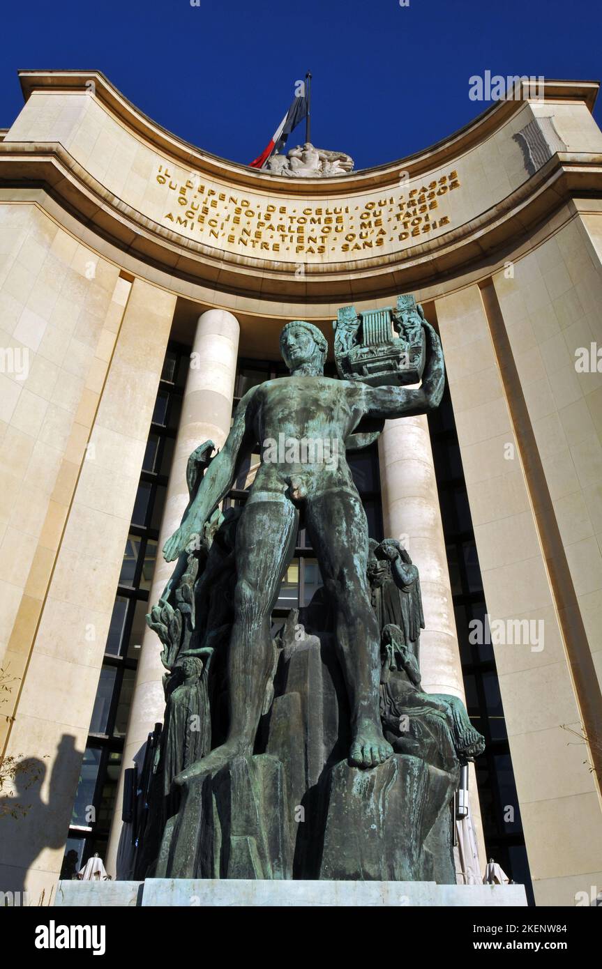 Une statue d'Apollon (Apollon Musagète) d'Henri Bouchard se dresse ...