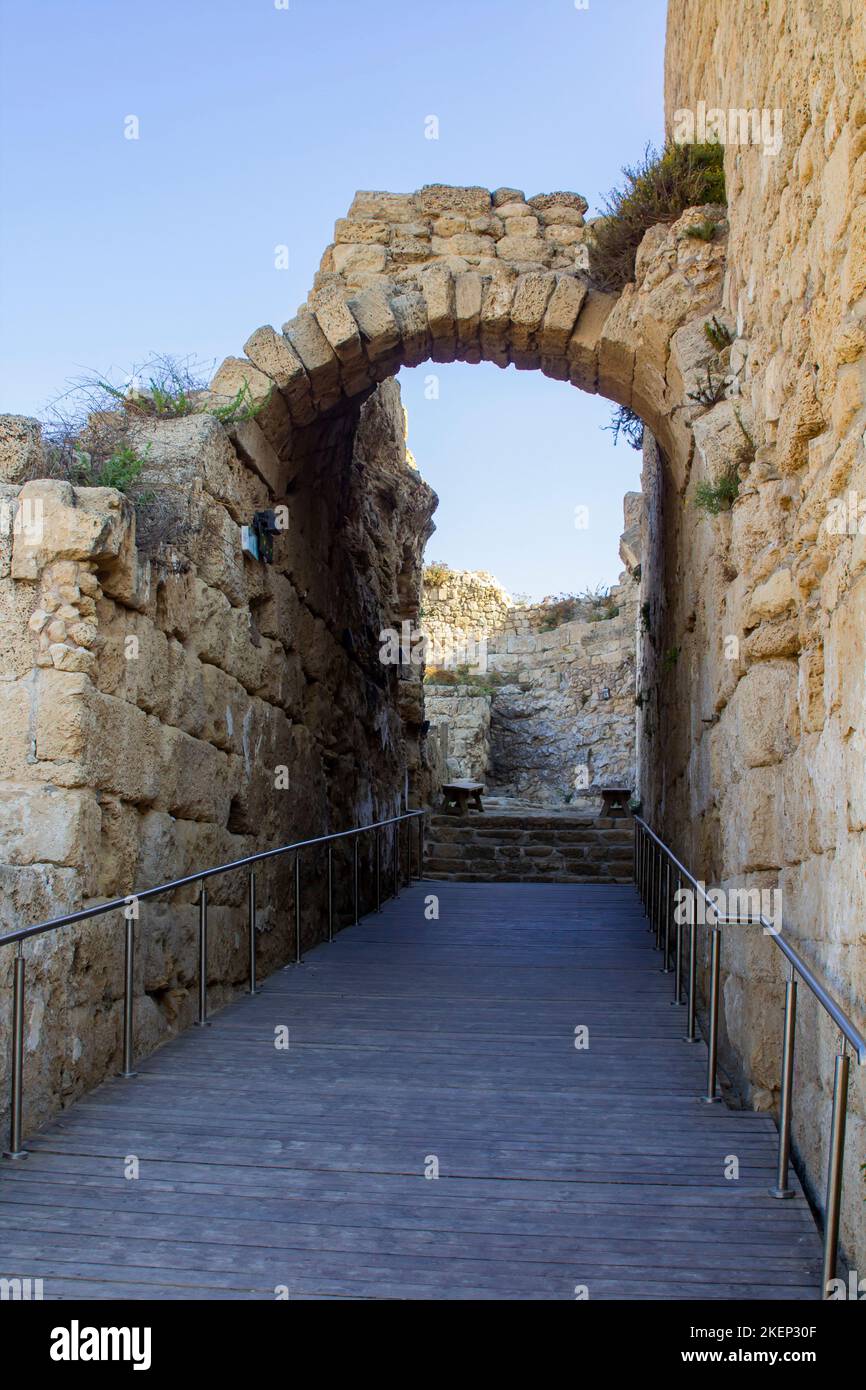 Novembre 2022, une arche à l'arrière de l'ancien amphithéâtre romain ...