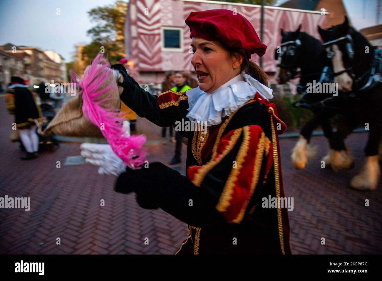 Une femme, une assistante de St Nicholas, est vue courir parce qu'elle n'a pas assez de bonbons ...
