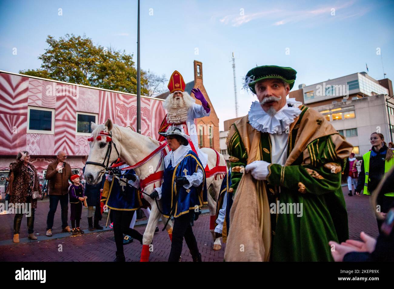 Un assistant de Saint-Nicolas est vu donner des bonbons aux enfants tandis que Sinterklaas ...
