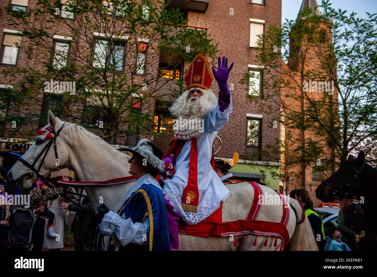 Une vue de Sinterklaas applaudisant le public de son cheval blanc. Le premier samedi après 11 ...