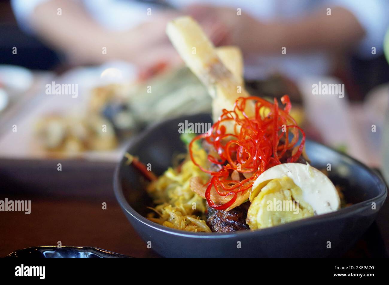 Le lilit de canard balinais servi sur une brochette de canne à sucre à ...