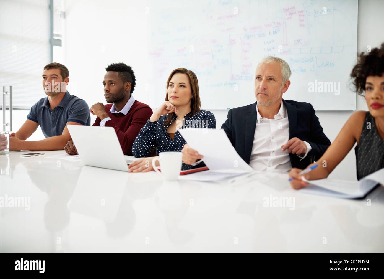 Écouter attentivement les idées mises de l'avant. Un groupe de gens d ...