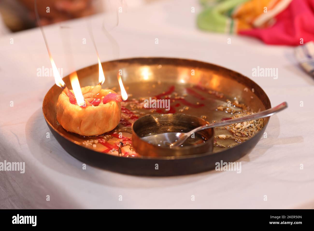 Pooja Thali joliment décorée, poudre de haldi ou de curcuma et kumkum ...