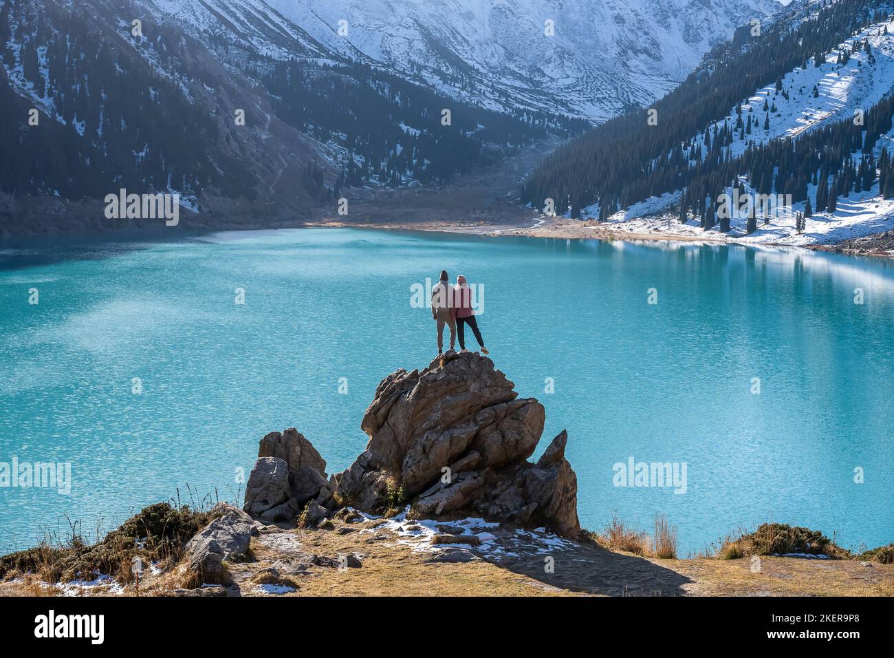 Couple romantique debout sur un énorme rocher sur un point de vue sur ...