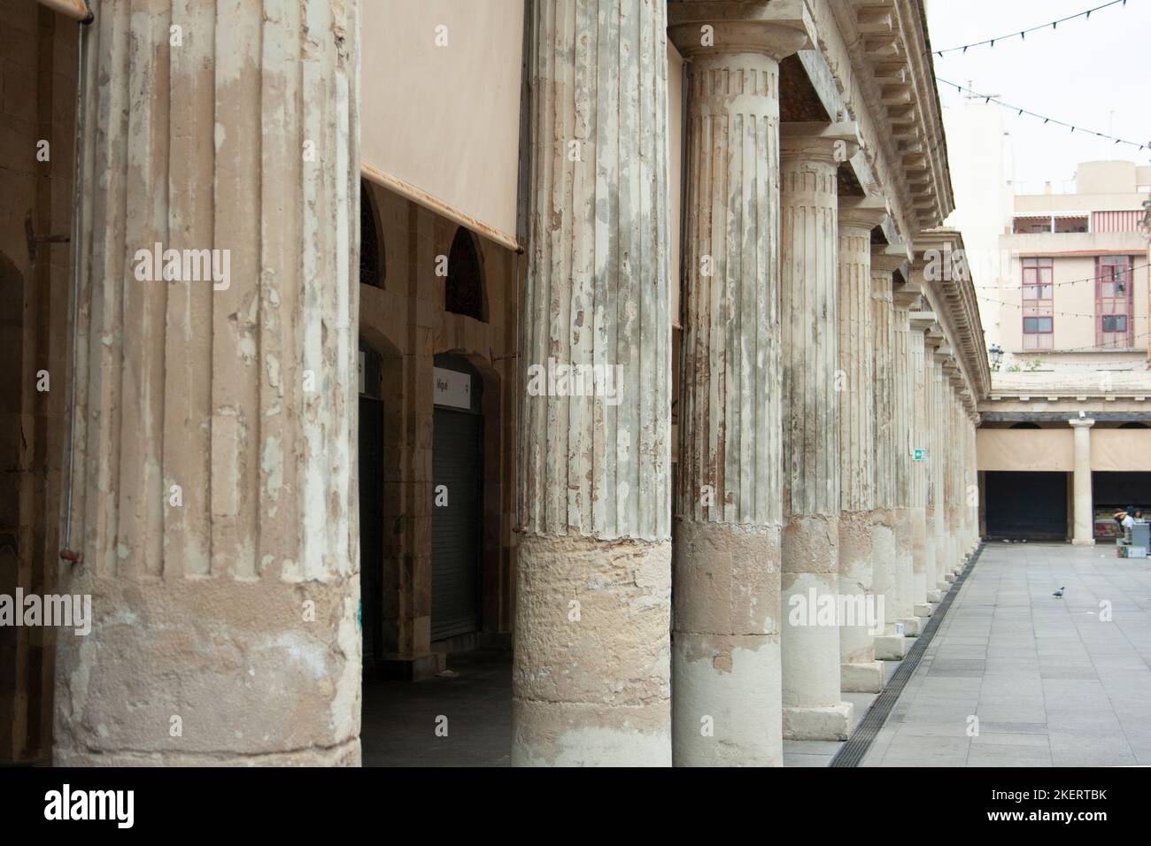 Colonnes de pierre dans le marché de la ville de Cadix qui est devenu ...