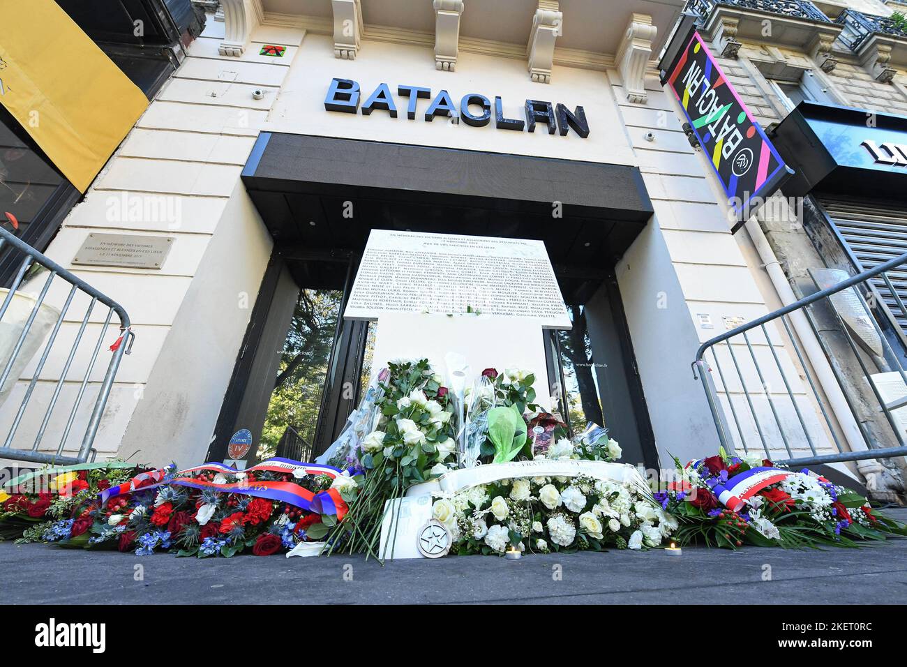 Des fleurs sont lamées devant une plaque commémorative à l'extérieur de ...