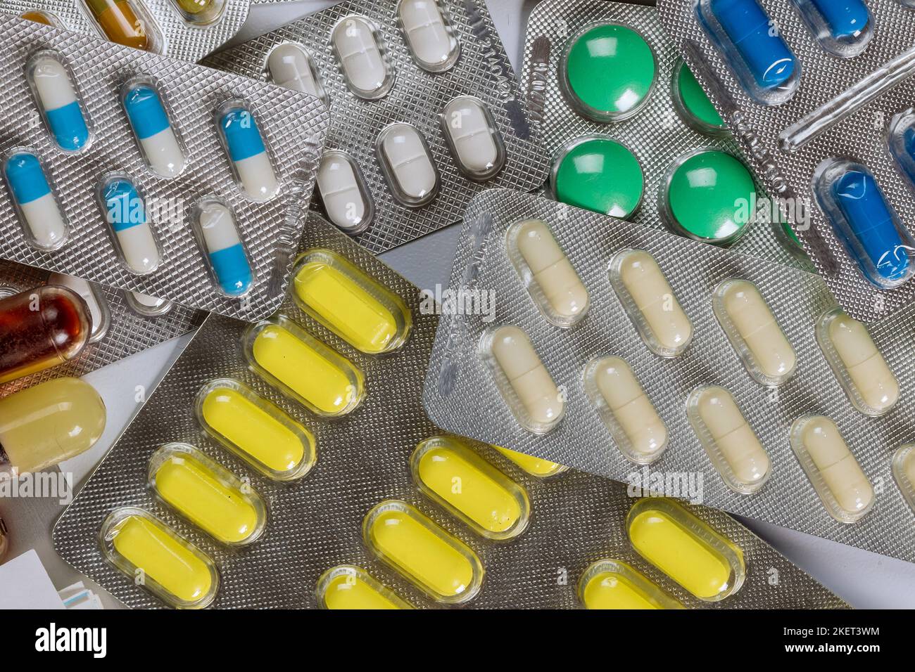 Il y a beaucoup de différents types de pilules de médicaments emballés ...