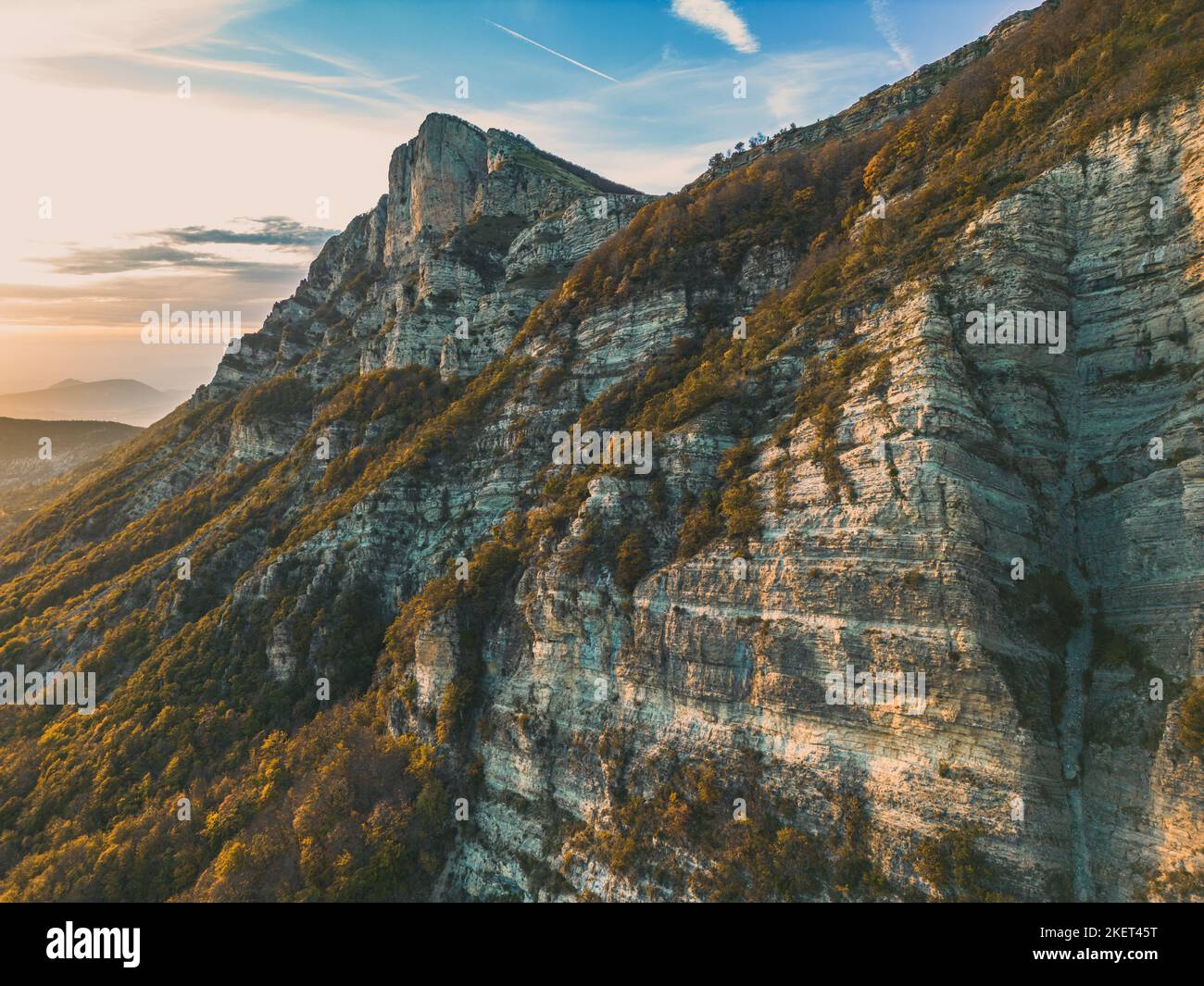 Paysage d'automne aux trois Becs en Drôme provençale. Les roches ...
