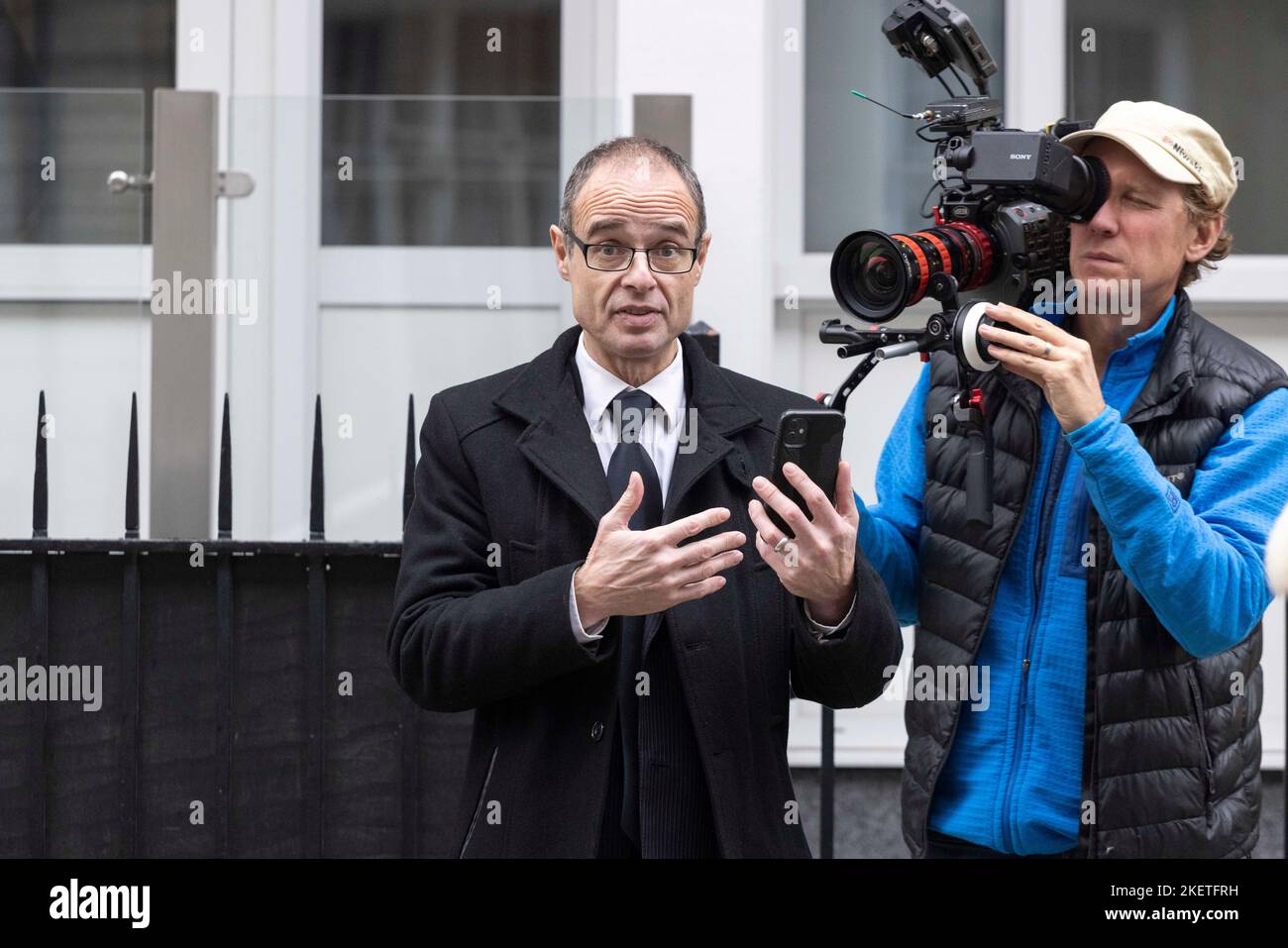 Le Dr Mike Mew, orthodontiste, qui fait face à une mauvaise audition ...