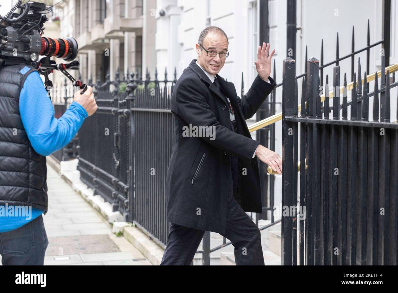 Le Dr Mike Mew, orthodontiste, qui fait face à une mauvaise audition ...