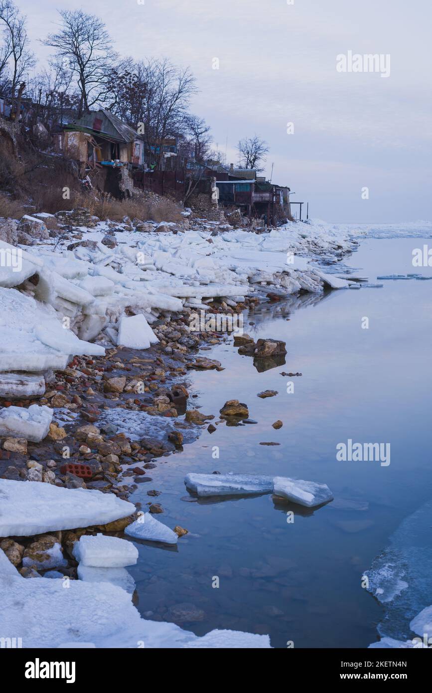 L'hiver gelé mer Azov sur la plage de la ville de Taganrog, région de ...