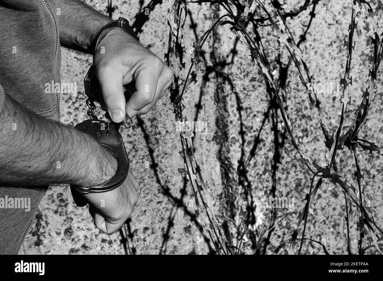 Menottes dans une prison Banque d'images noir et blanc - Alamy