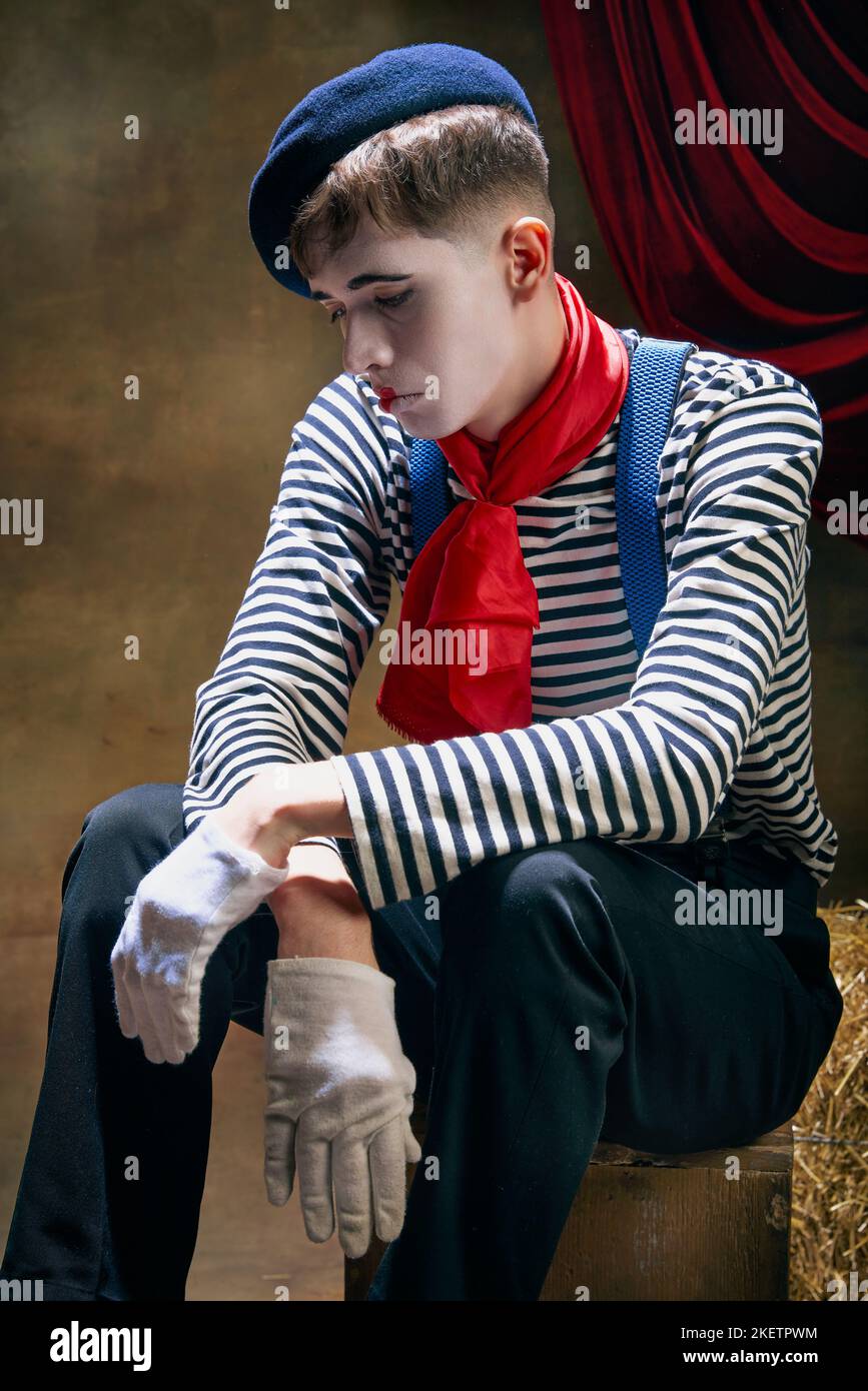 Portrait en gros plan d'un artiste mime masculin exprimant tristesse et ...