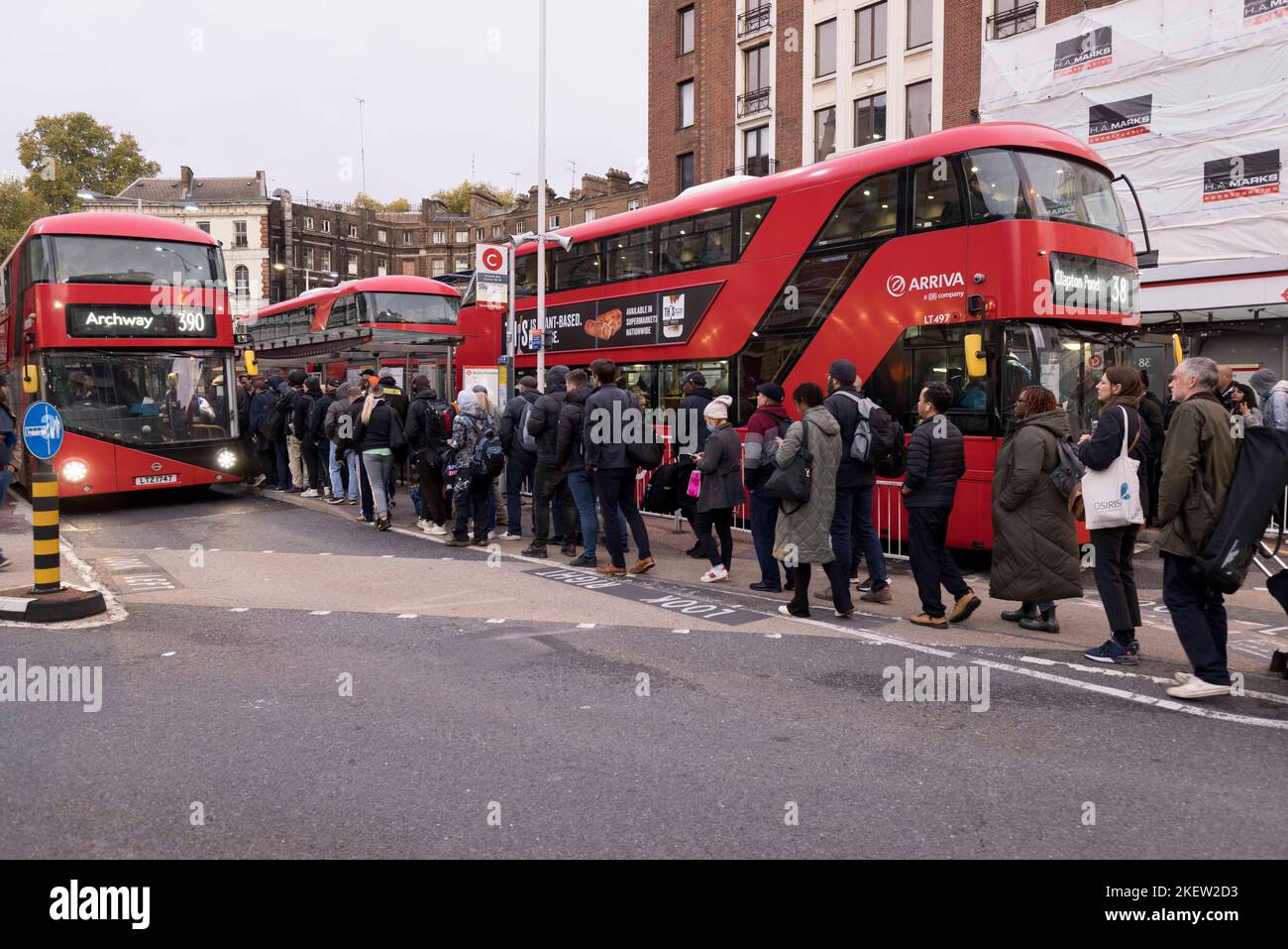 La grève du tube TFL a lieu aujourd'hui. Photo : de longues files d ...