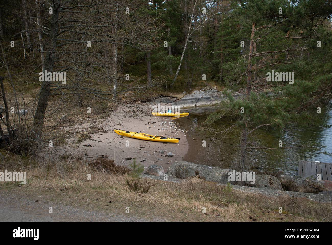 Paire de kayaks de mer jaunes sur une plage sur une île de l'archipel ...