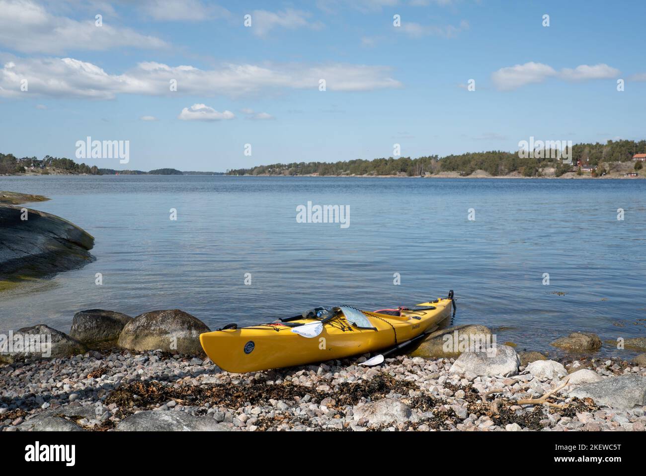Un seul kayak a été béché / ancré sur la rive d'une île de l'archipel ...