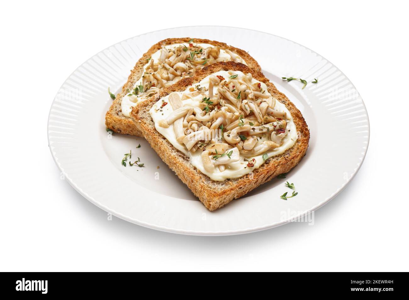 Assiette de toasts savoureux avec fromage à la crème, champignons et ...
