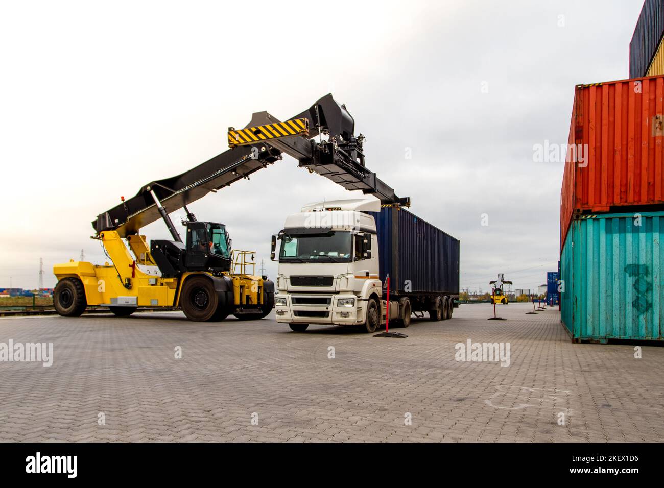 Chargement de camions porte conteneurs Banque de photographies et d ...