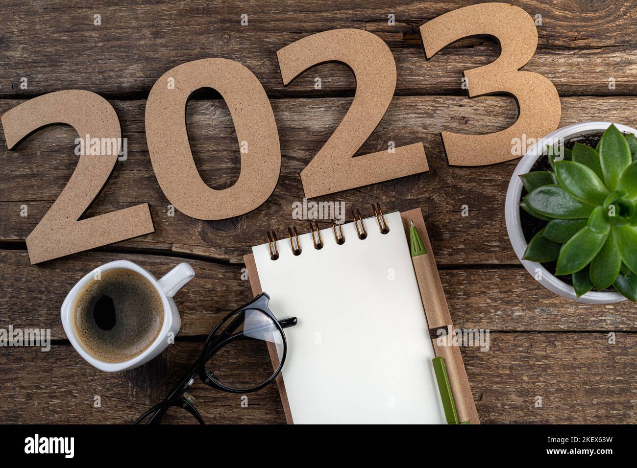 Résolutions du nouvel an 2023 sur le bureau. Décorations du nouvel an ...
