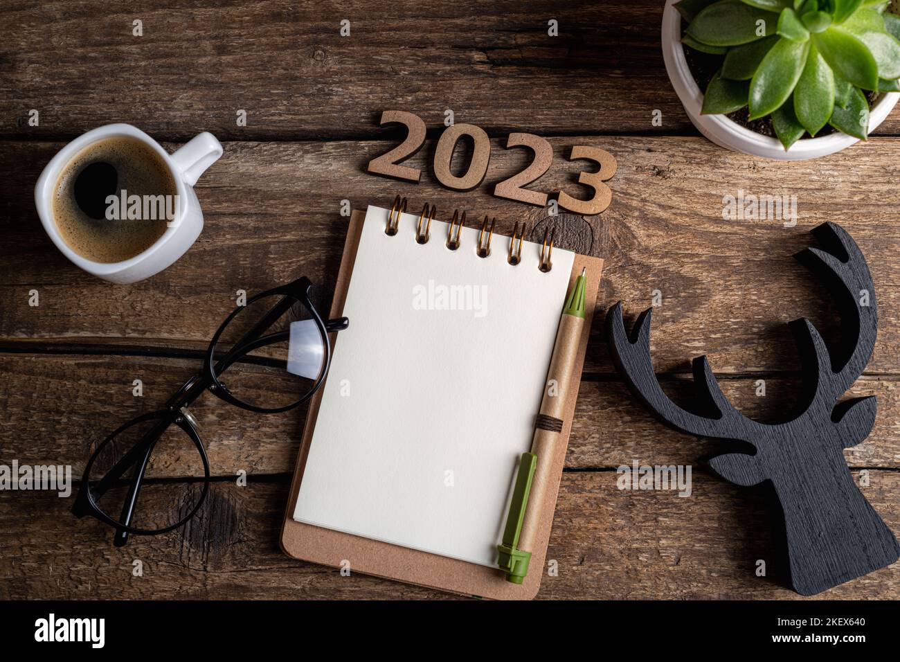 Résolutions du nouvel an 2023 sur le bureau. Décorations du nouvel an ...