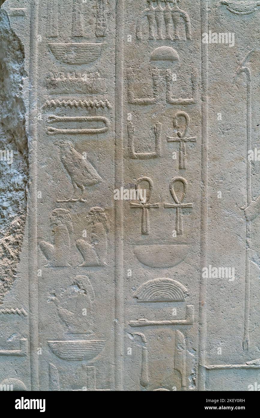 Texte ancien sous forme de hiéroglyphes égyptiens sur un mur de ...
