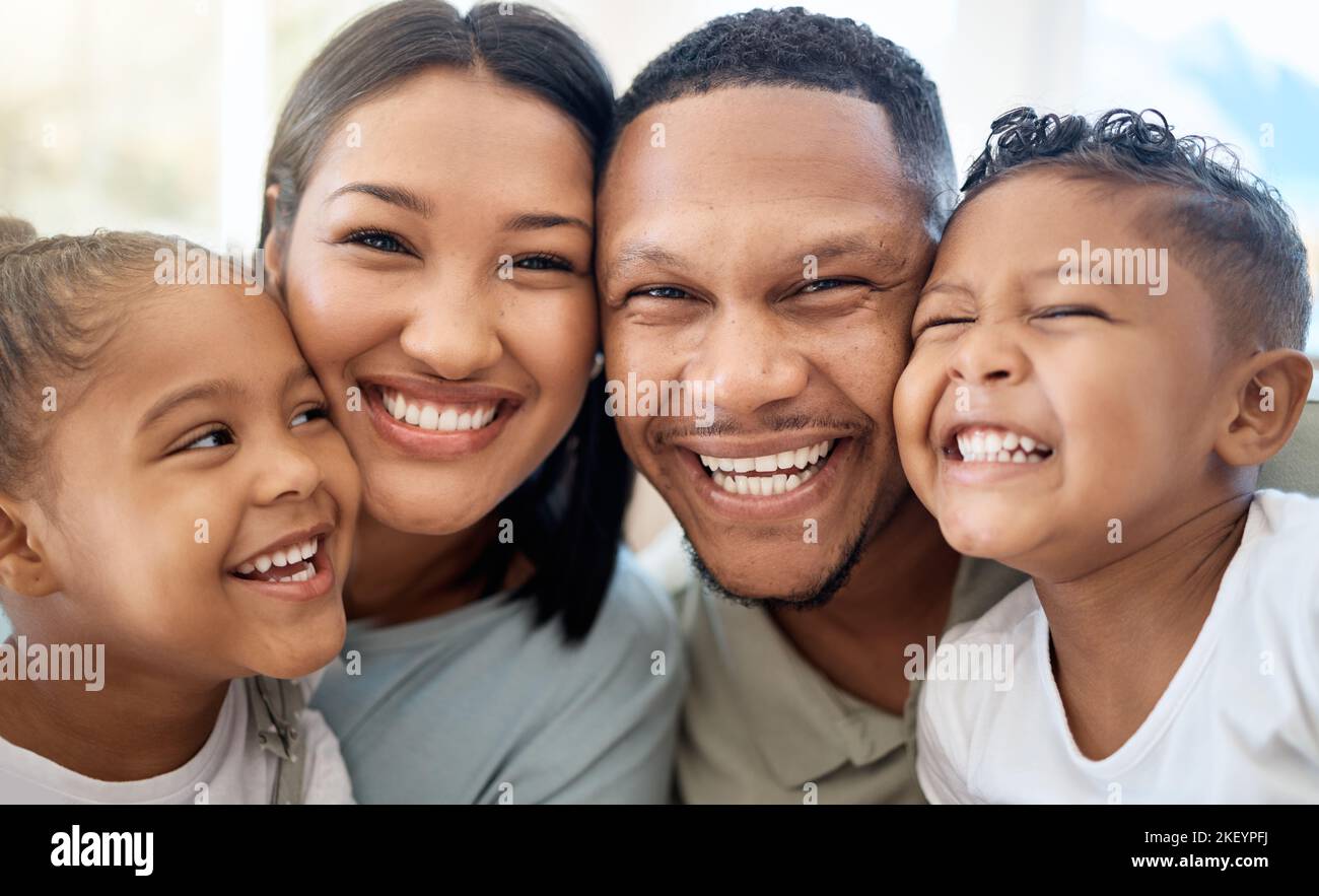 Portrait de l'amour, de la famille noire et du sourire heureux sur les visages du groupe ...
