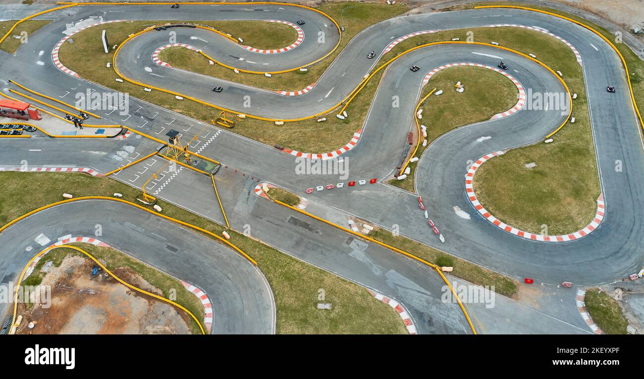 Vue aérienne du dessus de la piste de kart depuis le drone. Les ...