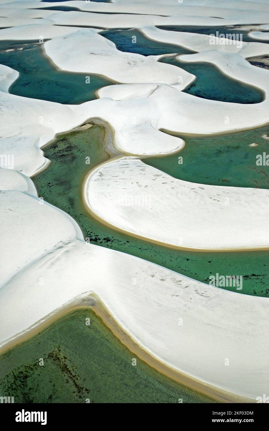 Lac dans les dunes de sable du parc national des lencois maranhenses ...
